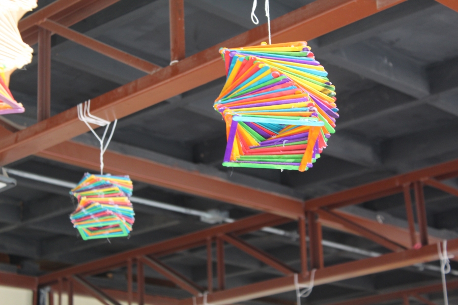 Alumnos en clase de artes realizan instalación artística en patio del ...